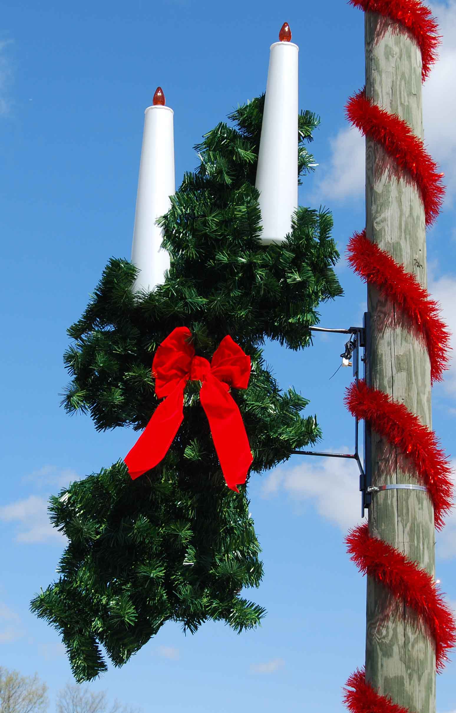 GARLAND SCROLL WITH TWIN CANDLES - Creative Displays