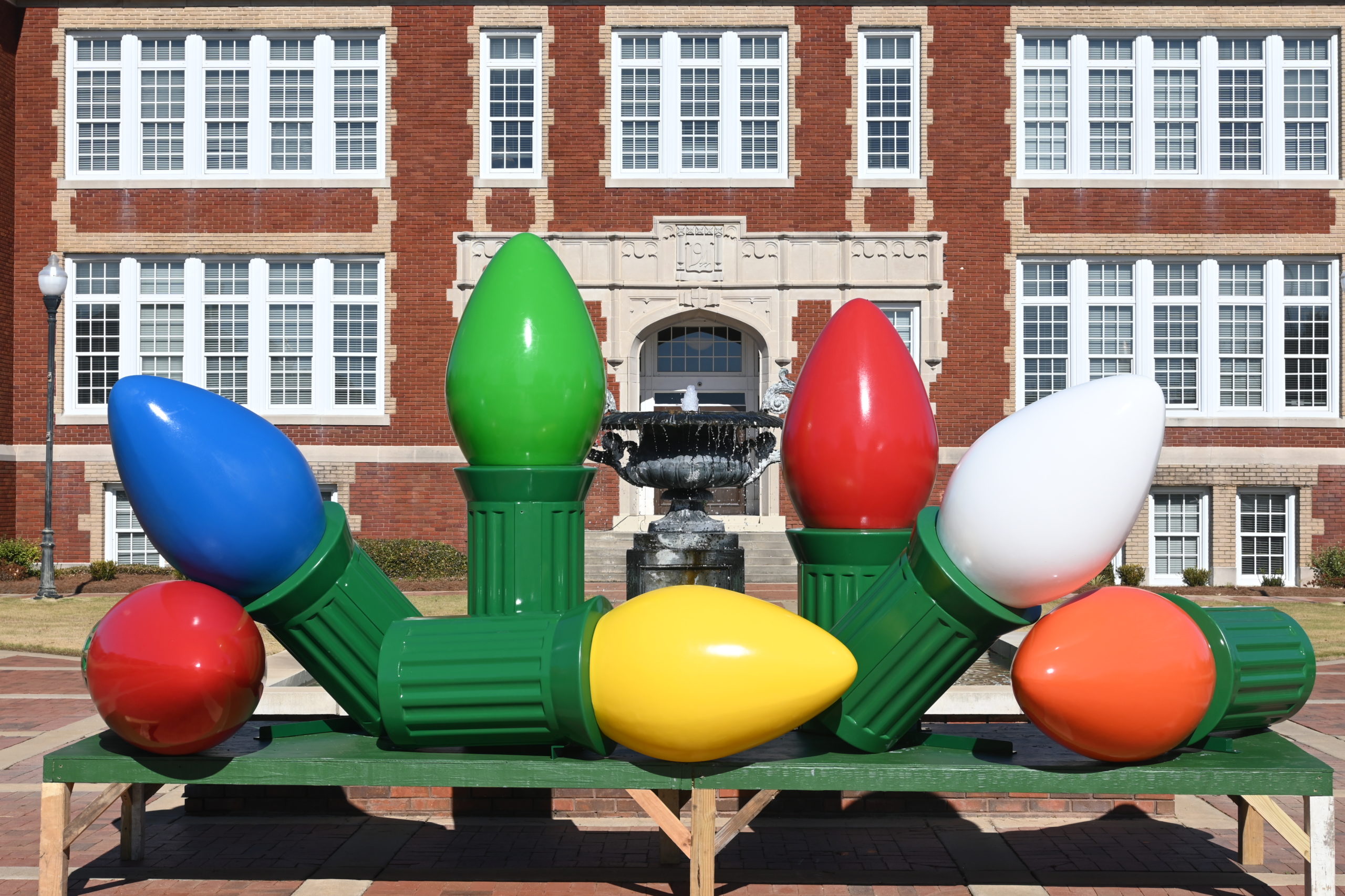 C7 OVERSIZED BULBS - Creative Displays